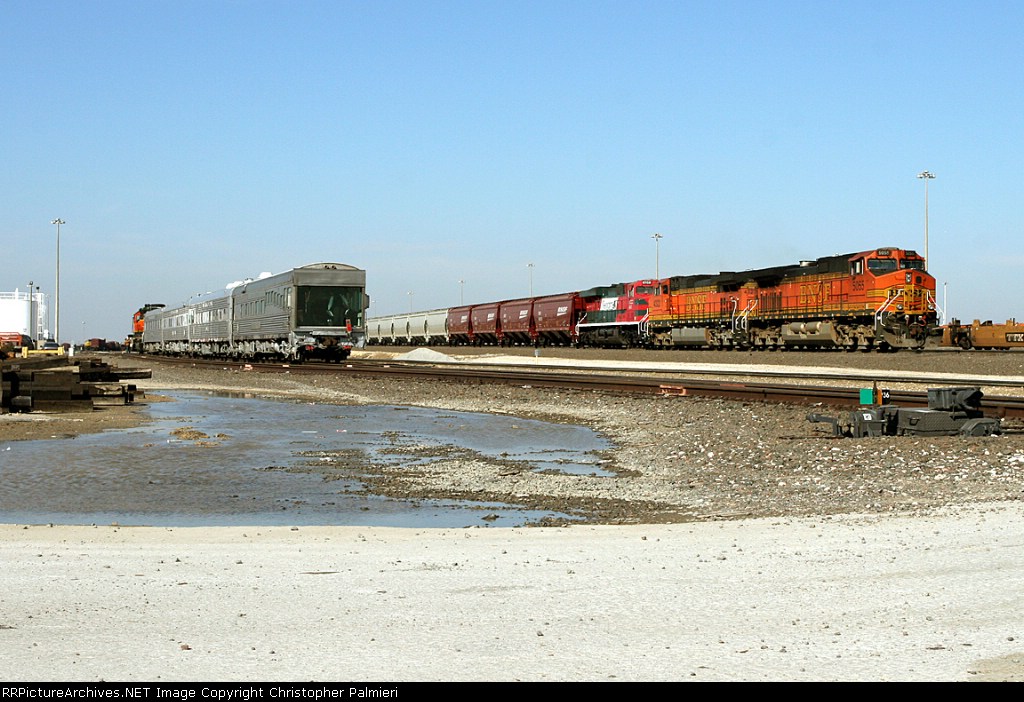 BNSF 5055, BNSF 4322, and FXE 4641